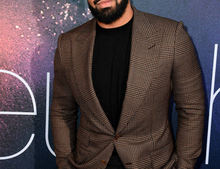 Drake Visits Barbados, Hangs Out In Front Of Rihanna's Childhood Home ...